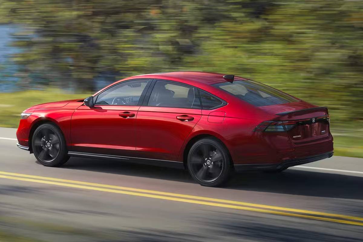 StriveME - مقارنة بين هوندا اكورد ولكزس اي اس 2024